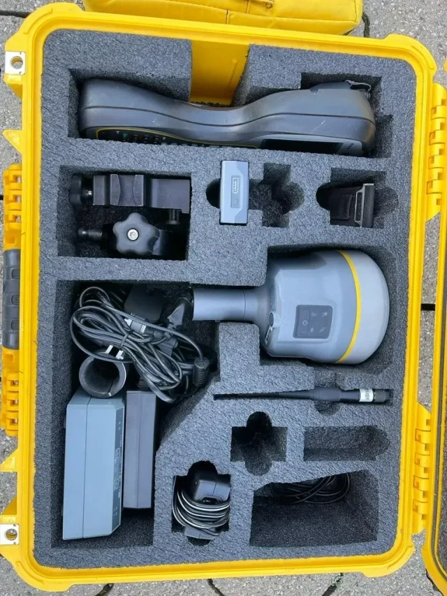 Trimble R10 receiver with TSC3