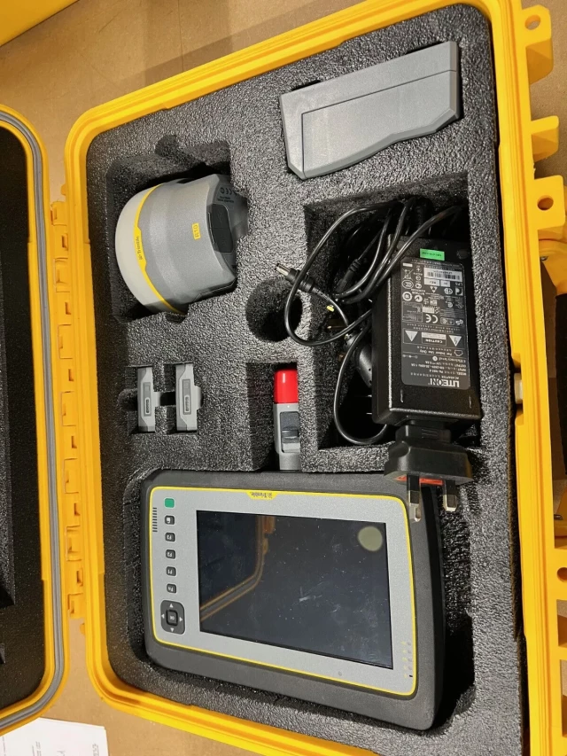 Trimble R10 Rover Receiver + Tablet