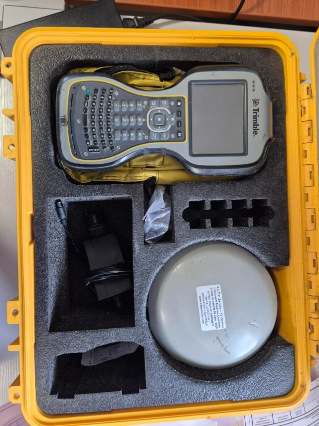 Trimble R8S GNSS Receiver with TSC3 Controller